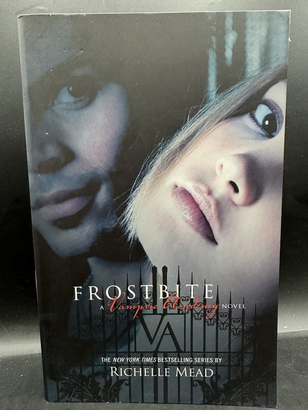 Frostbite - Richelle Mead (Vampire Academy # 2)